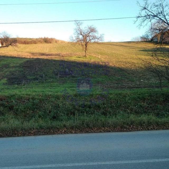 Plac u Petrovaradinu,590m2