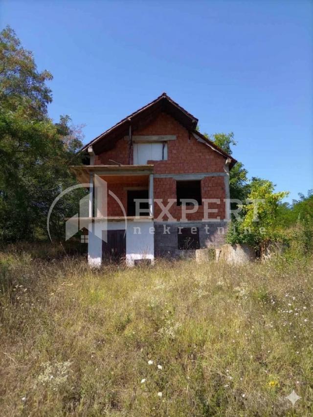Kuća u Jug Bogdanovcu, površine 86m2 sa placem od 30 ari