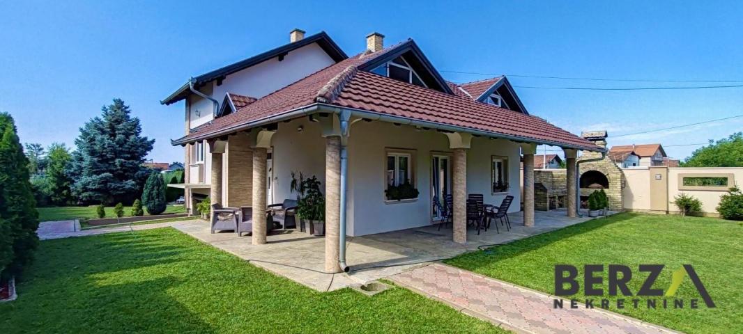 ODLIČNA, PORODIČNA KUĆA SA PRELEPIM DVORIŠTEM U BLIZINI BIG -A