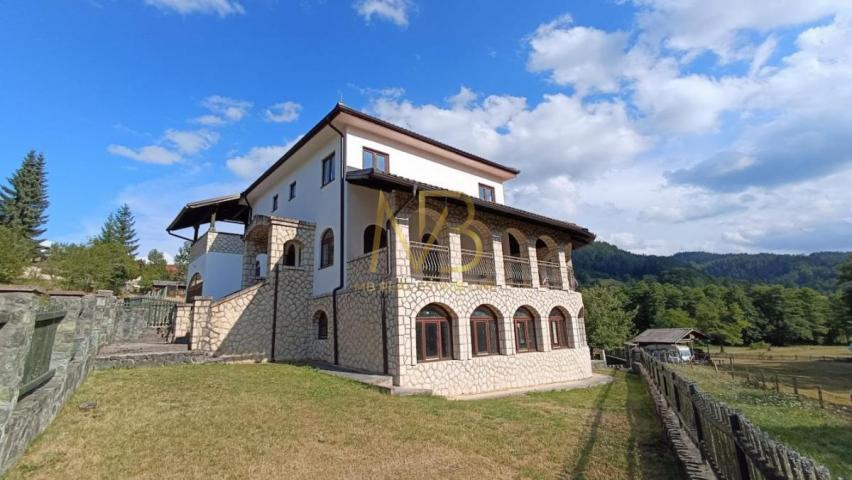 Izuzetna investiciona prilika! Mokra Gora, kuća 535kvm+8,8a plac!