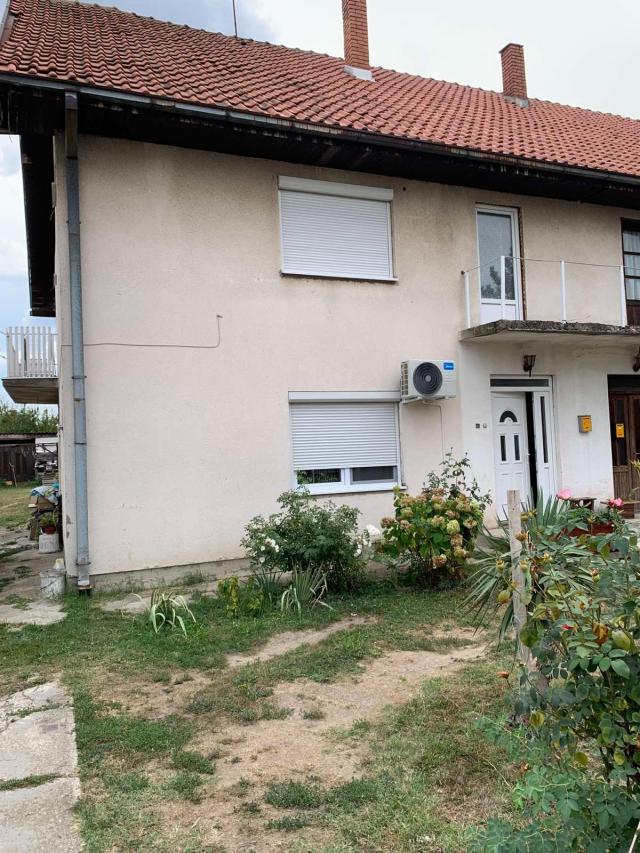 Prodajem polovinu kuce u Lazarevcu