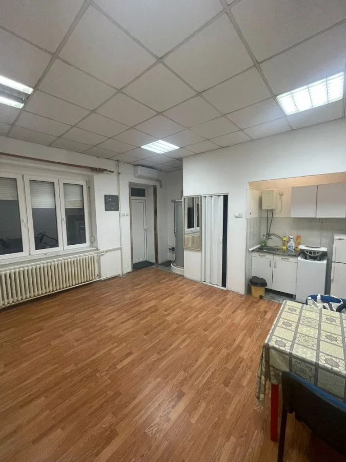 POSLOVNI PROSTOR, KANCELARIJA -GARSONJERA U ZMAJ JOVINOJ, ODLIČNA ZA STAN NA DAN