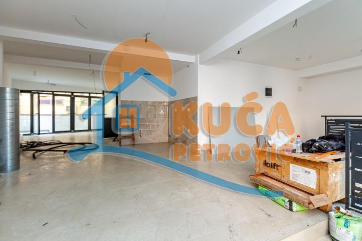 Lokal  u  prizemlju  novogradnje, strogi  centar,  165 m2  u  dva  nivoa + 70 m2 (bašta)