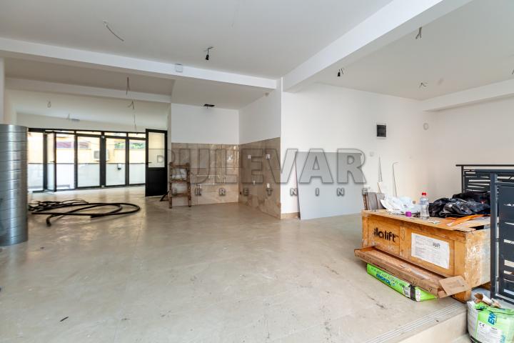 Lokal  u  prizemlju  novogradnje, strogi  centar,  165 m2  u  dva  nivoa + 70 m2 (bašta)