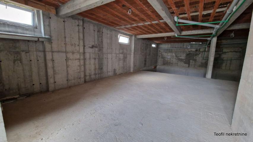 ZEMUN ZEMUN - PRVOMAJSKA 137m2 , (200) ,120000e