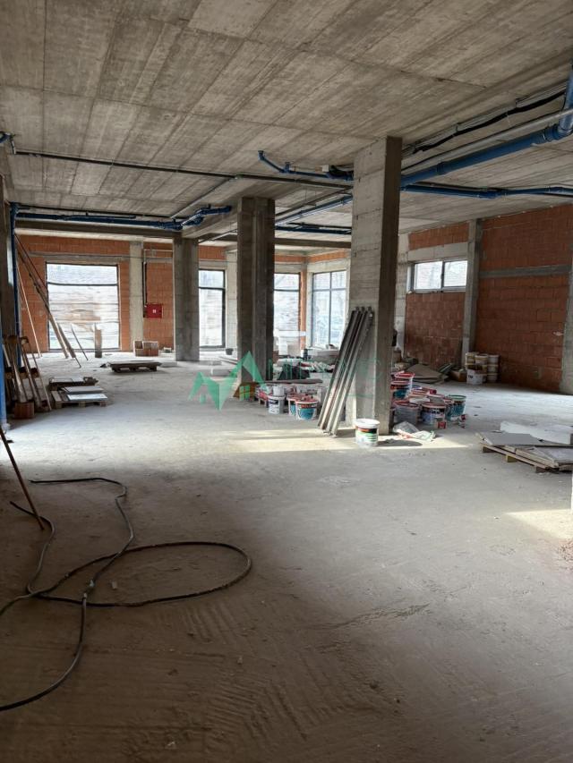 Petrovaradin - Ulični lokal u sklopu nove poslovno-stamne zgrade, 303 m2