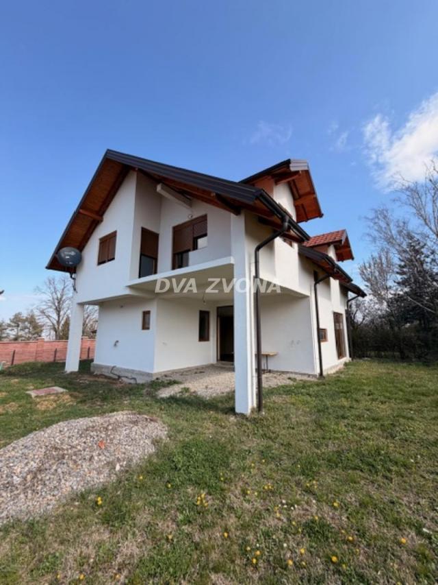 NOVOIZGRAĐENA VIKEND KUĆA NA PROSTRANOM PLACU – Čortanovci