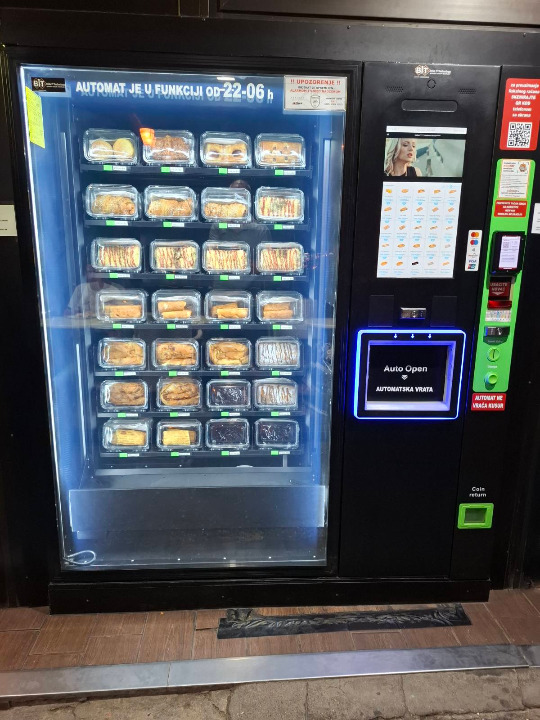 Prodajem vending mašinu TCN za prodaju raznih proizvoda, dimenzije 170 x 195 x 100