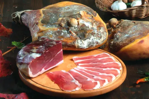 Prodajem NJEGUŠKI PRŠUT,KOBASICA,PANCETA,GOVEDJI PRŠUT,SUDŽUK