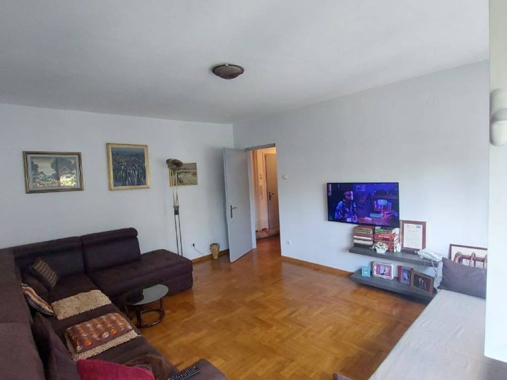 Trosobni stan u dobrom stanju, treći sprat, Bogoslovija - Hadžipopovac, Beograd