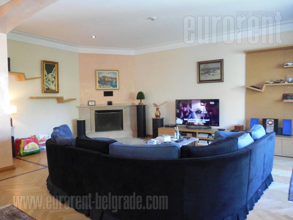 Samostalna porodična vila 464 m², u dobrom stanju, Dedinje, Beograd