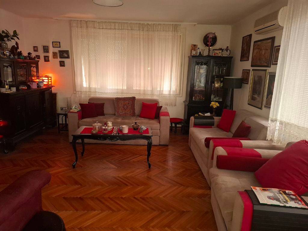 Višeporodična kuća 192 m², u dobrom stanju, Banovo Brdo, Beograd