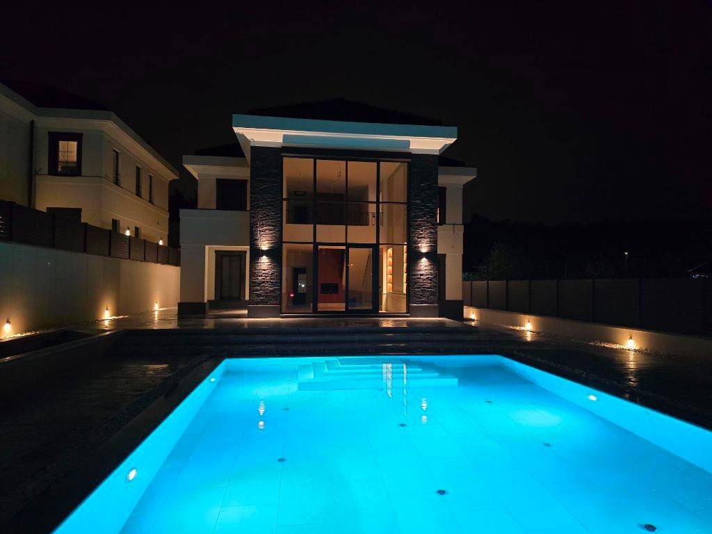 Samostalna porodična vila 240 m², odlično stanje, Beli Potok - Pinosava - Zuce, Beograd