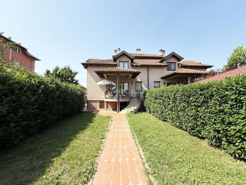 Samostalna porodična vila 214 m², Altina - Galenika, Beograd