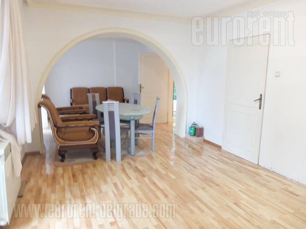 Samostalna porodična vila 550 m², u dobrom stanju, Kumodraž, Beograd