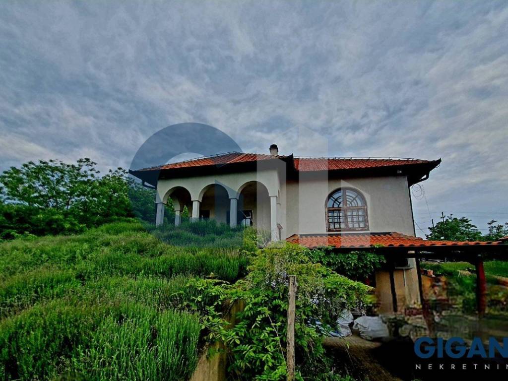 Samostalna porodična vila 344 m², u dobrom stanju, Rogača - Parcani - Stojnik, Beograd