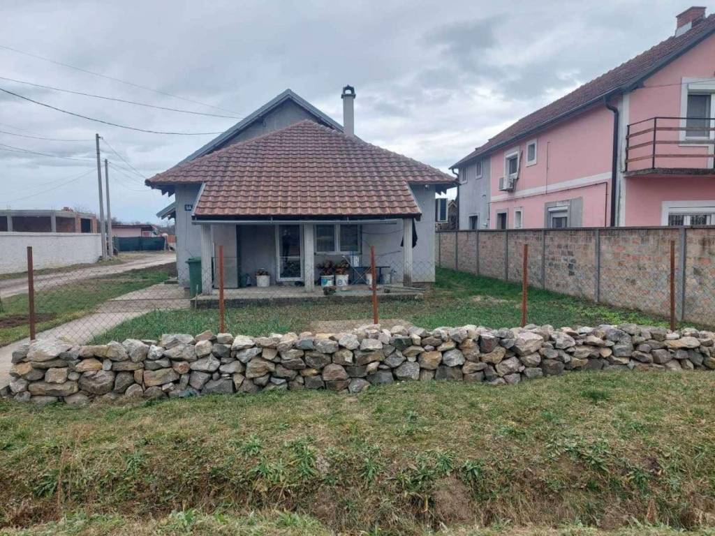 Samostalna porodična vila 120 m², u dobrom stanju, Bečmen - Dobanovci - Radiofar, Beograd