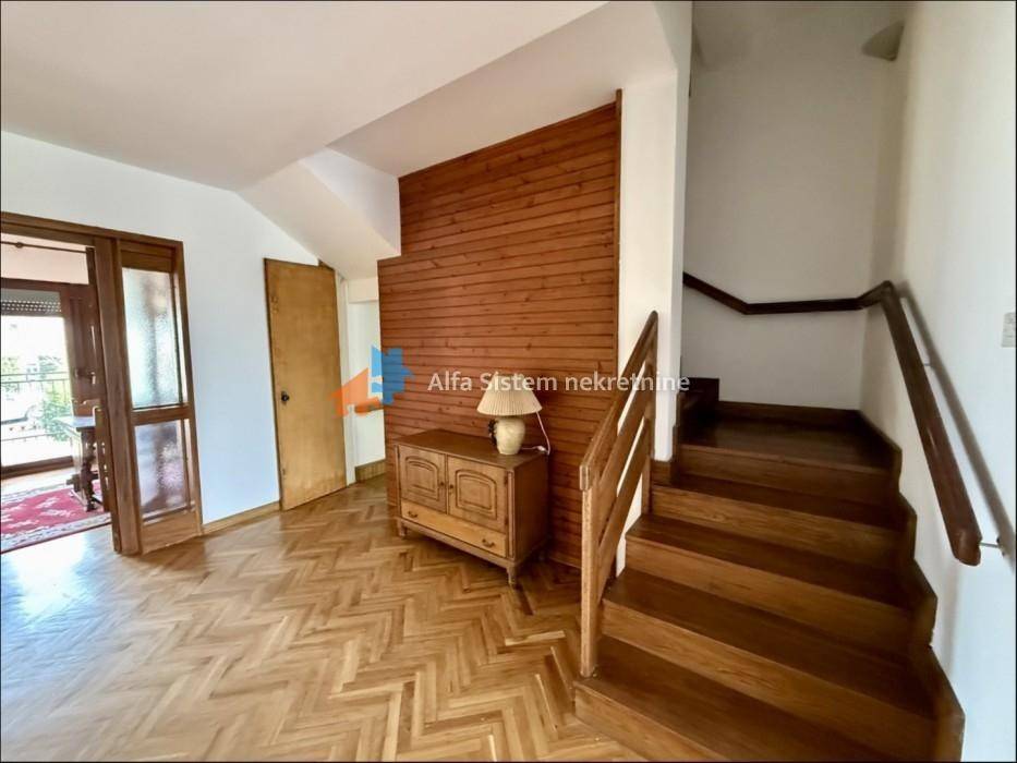 Samostalna porodična vila 320 m², u dobrom stanju, Sremčica - Rušanj, Beograd