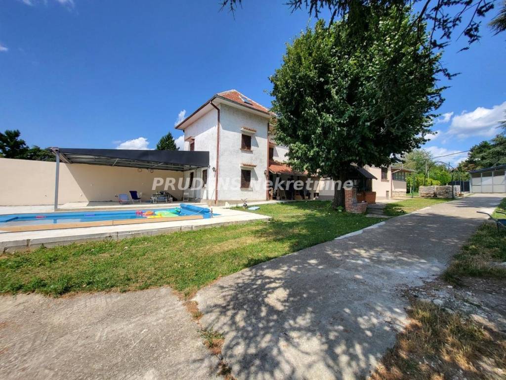 Samostalna porodična vila 400 m², u dobrom stanju, Beli Potok - Pinosava - Zuce, Beograd