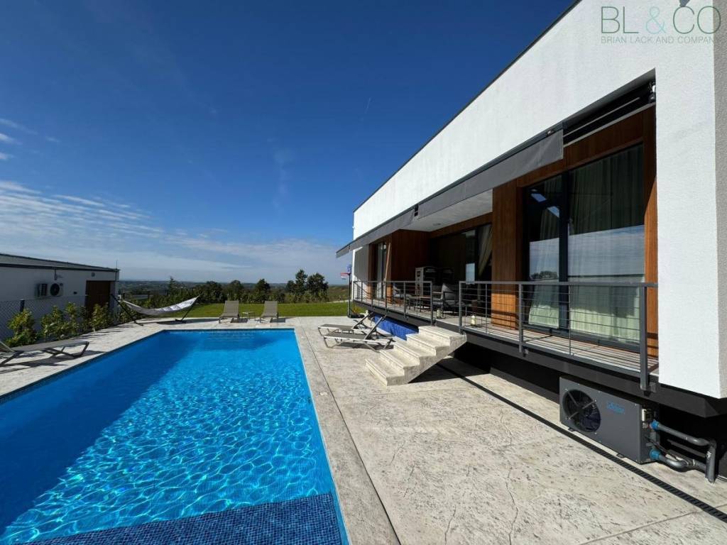 Samostalna porodična vila 80 m², u dobrom stanju, Beli Potok - Pinosava - Zuce, Beograd