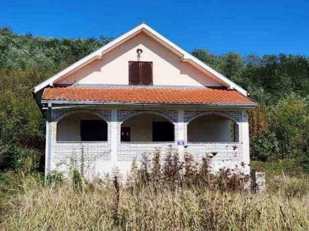 Samostalna porodična vila 100 m², u dobrom stanju, Draževac - Konatice, Beograd
