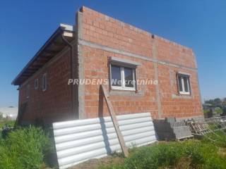 Samostalna porodična vila 102 m², u dobrom stanju, Surčin Centar, Beograd
