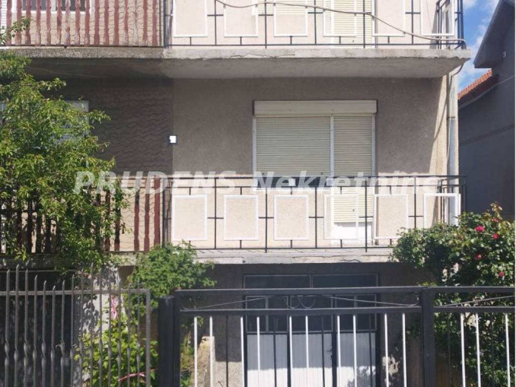 Samostalna porodična vila 120 m², u dobrom stanju, Bečmen - Dobanovci - Radiofar, Beograd