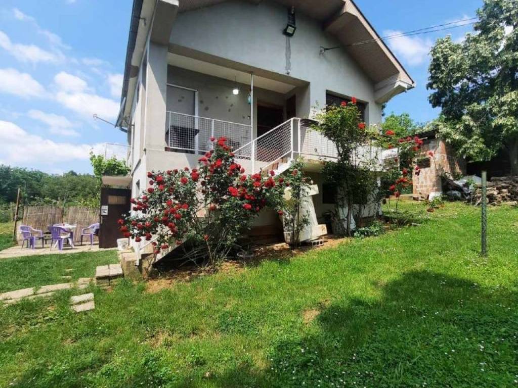 Samostalna porodična vila 120 m², za renoviranje, Šabac