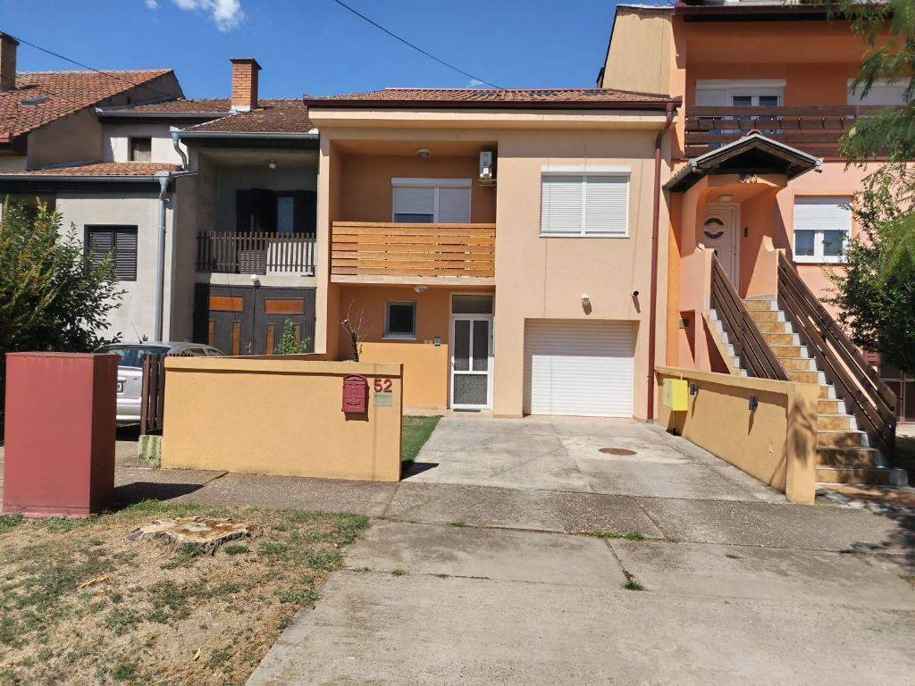 Samostalna porodična vila 260 m², u dobrom stanju, Ruma