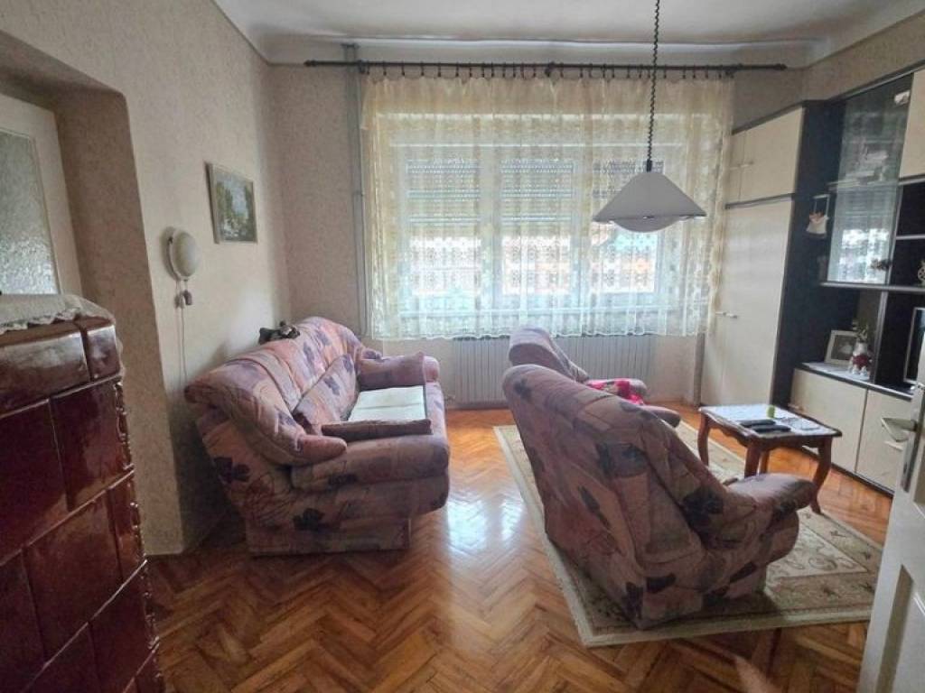 Samostalna porodična vila 172 m², u dobrom stanju, Sombor