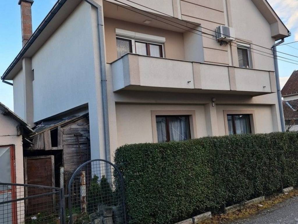 Samostalna porodična vila 314 m², u dobrom stanju, Šabac
