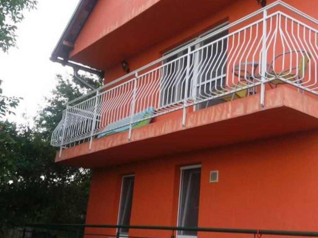 Samostalna porodična vila 120 m², u dobrom stanju, Novi Majur - Blok 8, Novi Sad