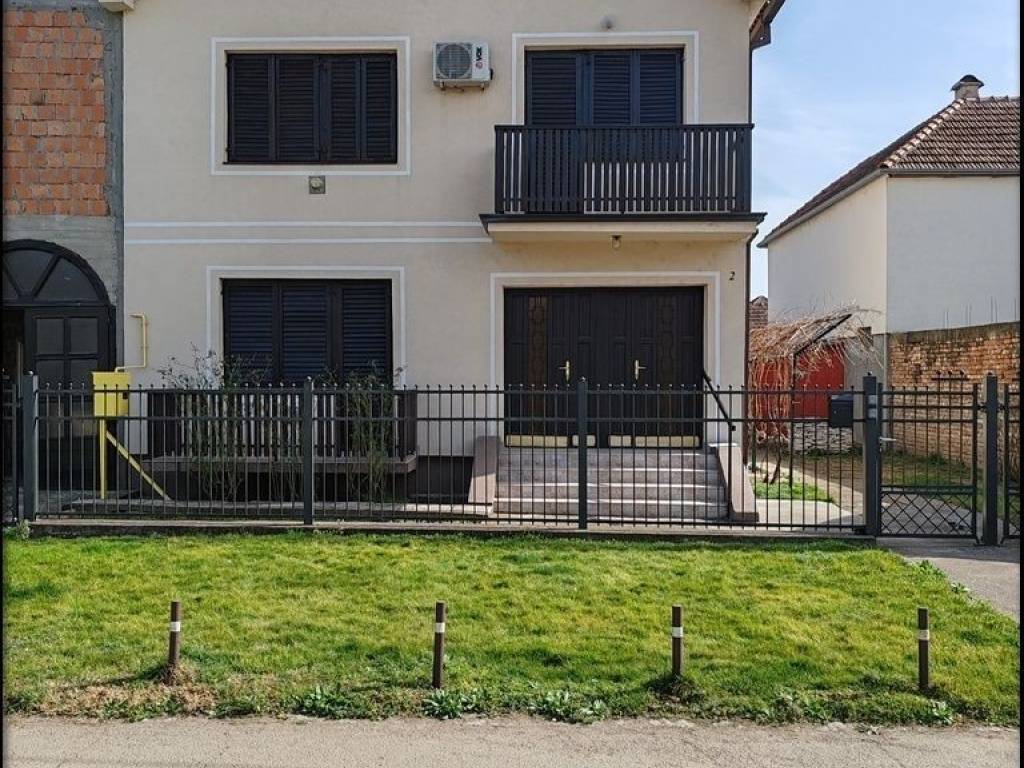 Samostalna porodična vila 1,3km od centra, Centar, Stara Pazova