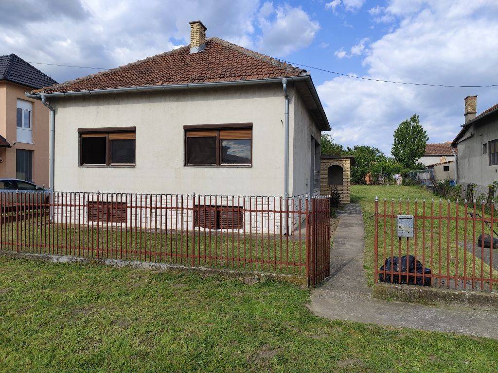 Samostalna porodična vila Dimitrija Tucovica 37, Stari Banovci, Stara Pazova