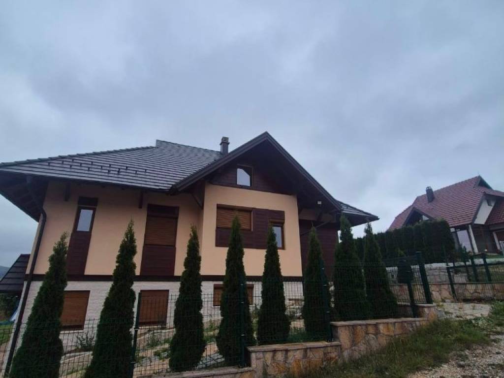 Samostalna porodična vila Vidoja Mišovića, Centar, Čajetina