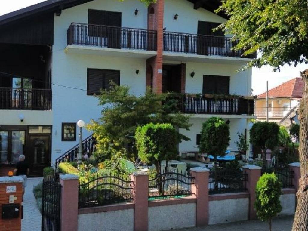 Stan Cara Lazara, Centar, Kovin
