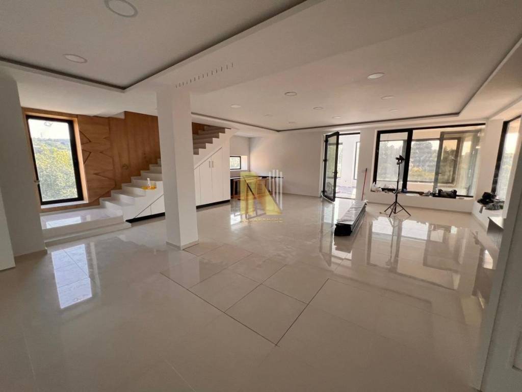 Samostalna porodična vila 591 m², novo, Novi Sad