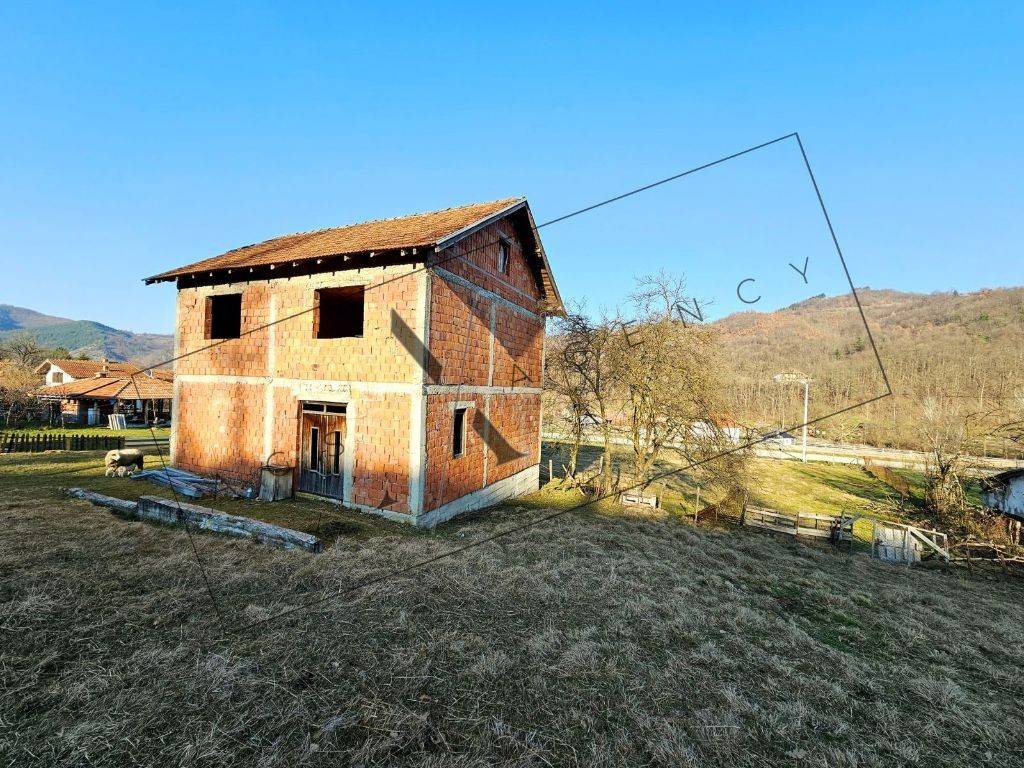 Samostalna porodična vila 110 m², novo, Centar, Kraljevo