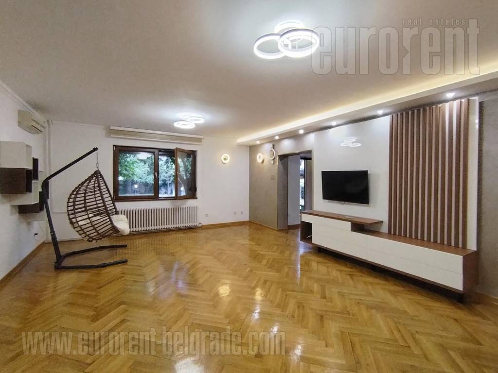 Samostalna porodična vila 160 m², u dobrom stanju, Dedinje, Beograd