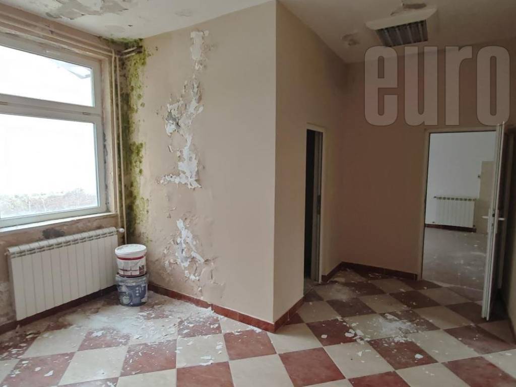 Samostalna porodična vila 800 m², u dobrom stanju, Centar, Pančevo