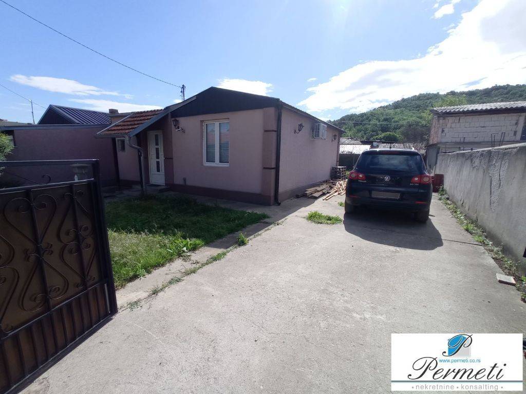 Samostalna porodična vila 60 m², za renoviranje, Duvanište - Trošarina - Merkator, Niš
