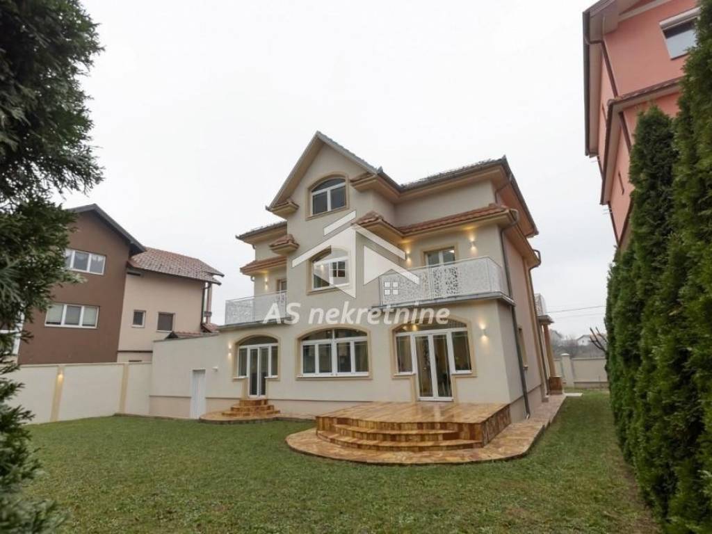 Samostalna porodična vila 417 m², u dobrom stanju, Jajinci, Beograd