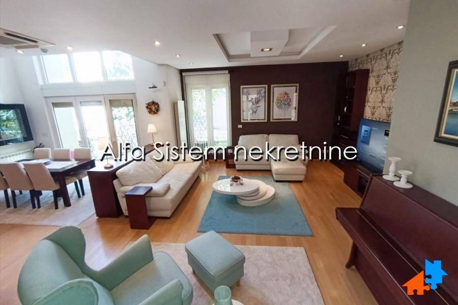 Samostalna porodična vila 320 m², u dobrom stanju, Dedinje, Beograd