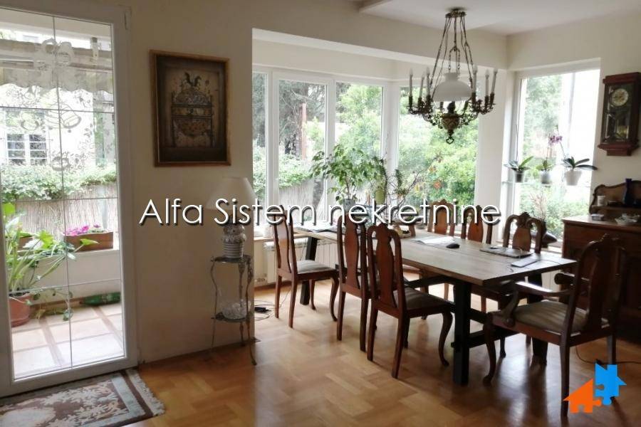 Samostalna porodična vila 400 m², u dobrom stanju, Voždovačka crkva - FON - Saobraćajni fakultet, Beograd