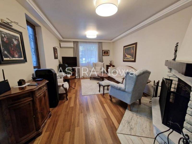 Samostalna porodična vila 180 m², u dobrom stanju, Airport City - Blok 60, Beograd