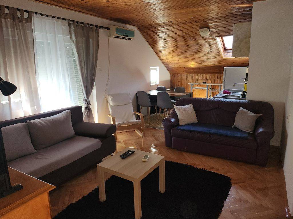 Dvosobni stan Partizanske vode br.35, Cerak - Filmski Grad, Beograd