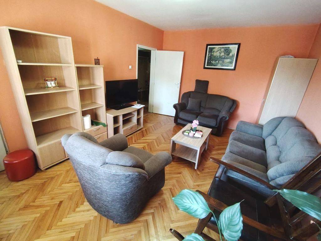 Trosobni stan drugi sprat, Leskovac