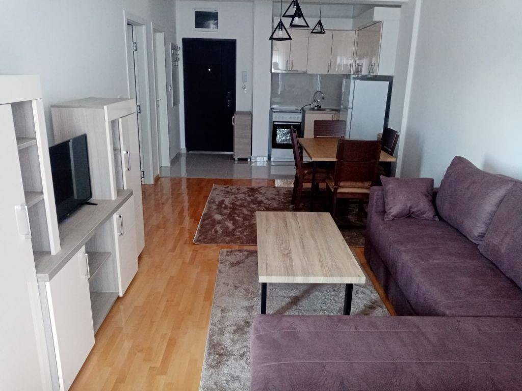 Dvosobni stan novo, treći sprat, Leskovac
