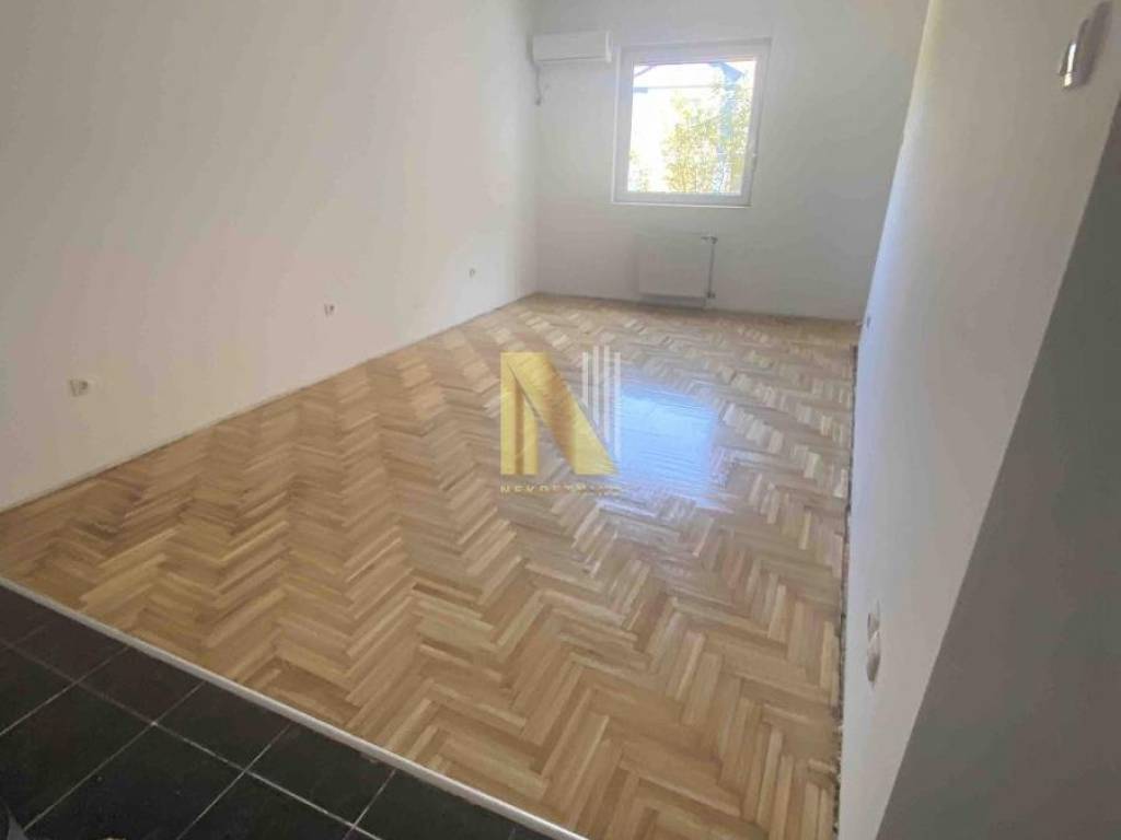 Trosobni stan drugi sprat, Novi Sad