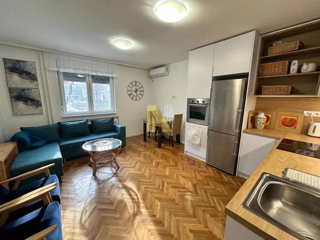 Trosobni stan u dobrom stanju, prizemlje, Centar - Novi Bulevar, Novi Sad